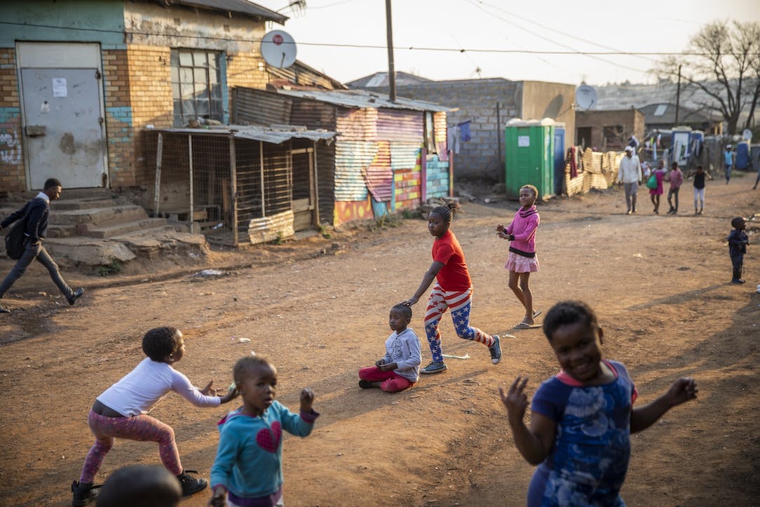 Tsholo Motong: "Faces of Soweto". South African artist and his fabric